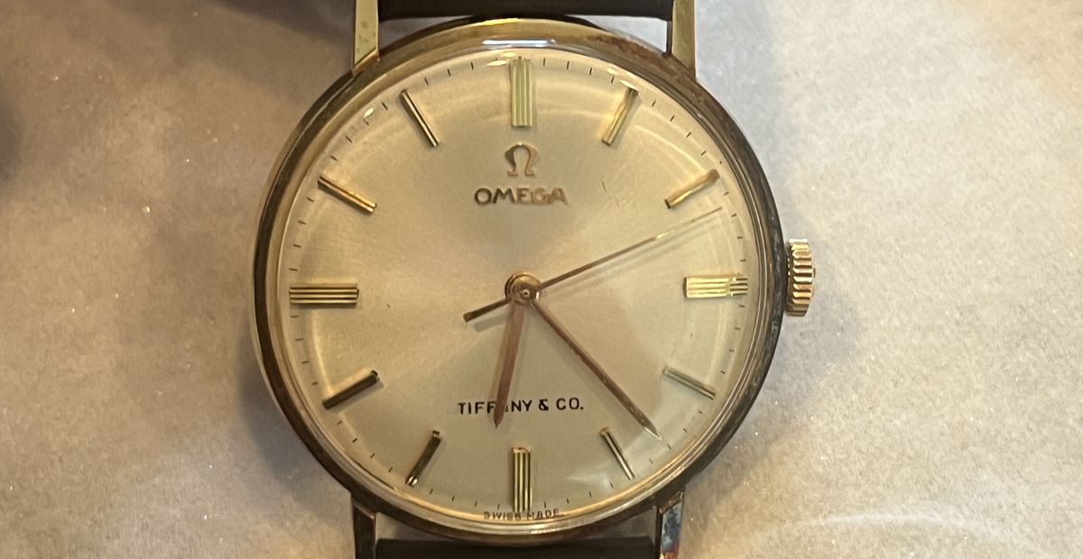 Can anyone assist in identifying this watch? Possibly a model number ...